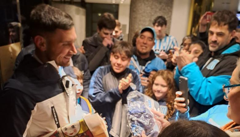 Los hinchas de Racing vivieron un sueño al encontrarse con Maravilla en ...